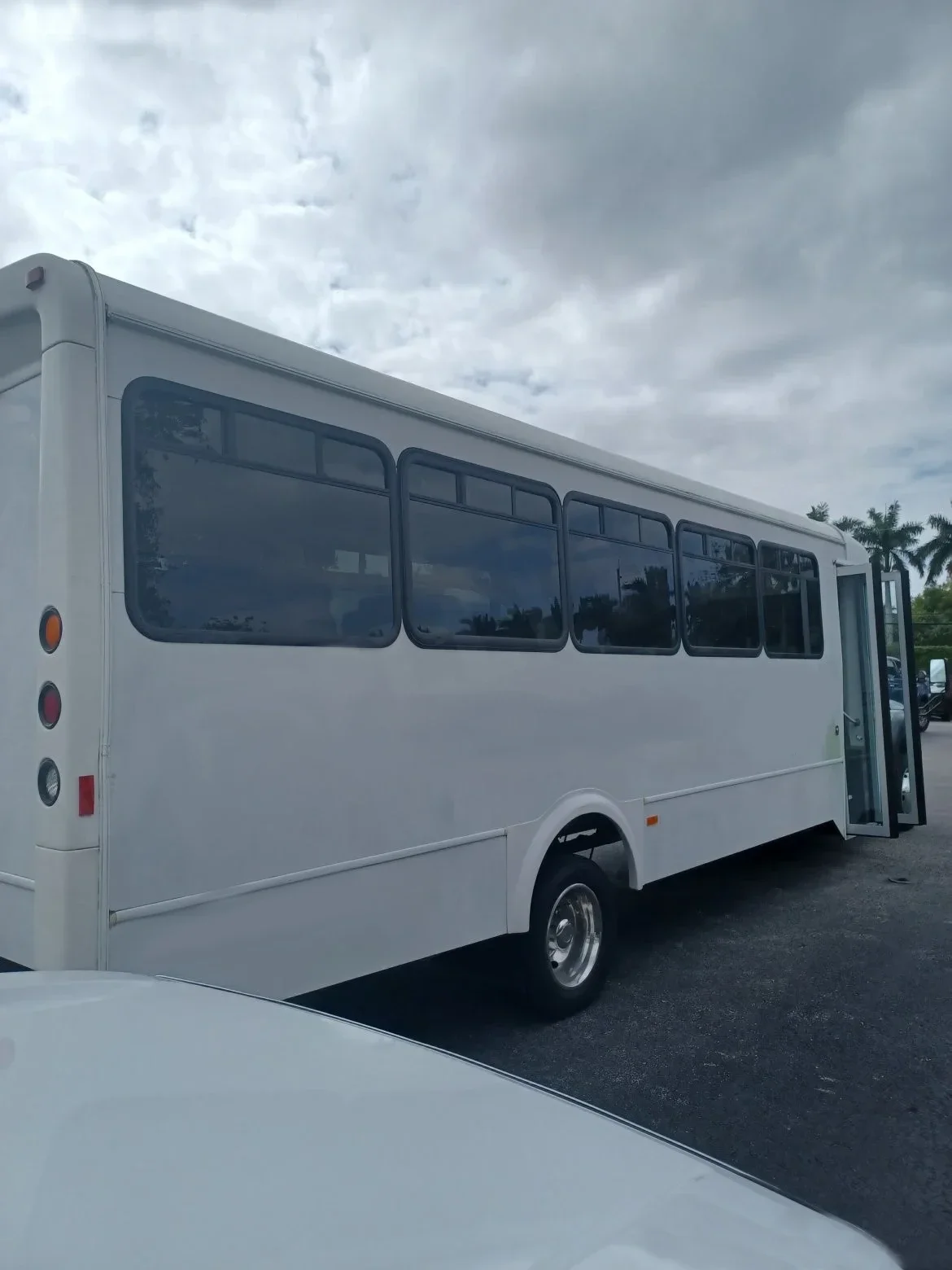 2014 Ford F550 Glaval Limo Bus #15974 | BusesForSale