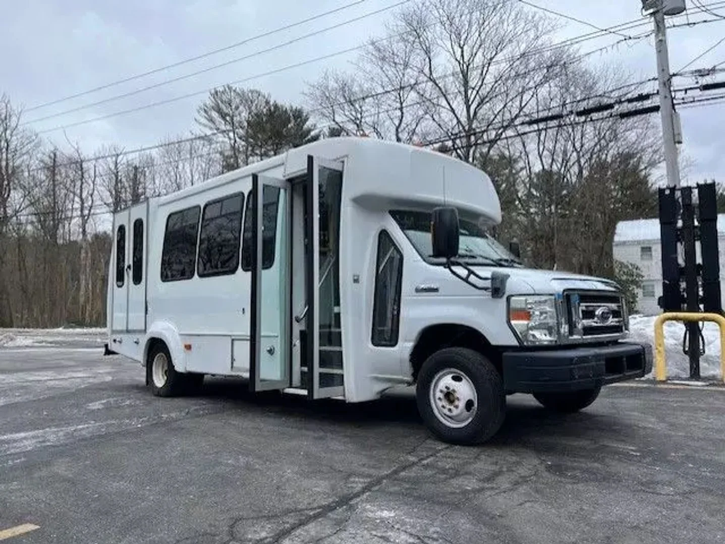 2013 Ford E450 Super Duty Shuttle Bus #21688 | BusesForSale
